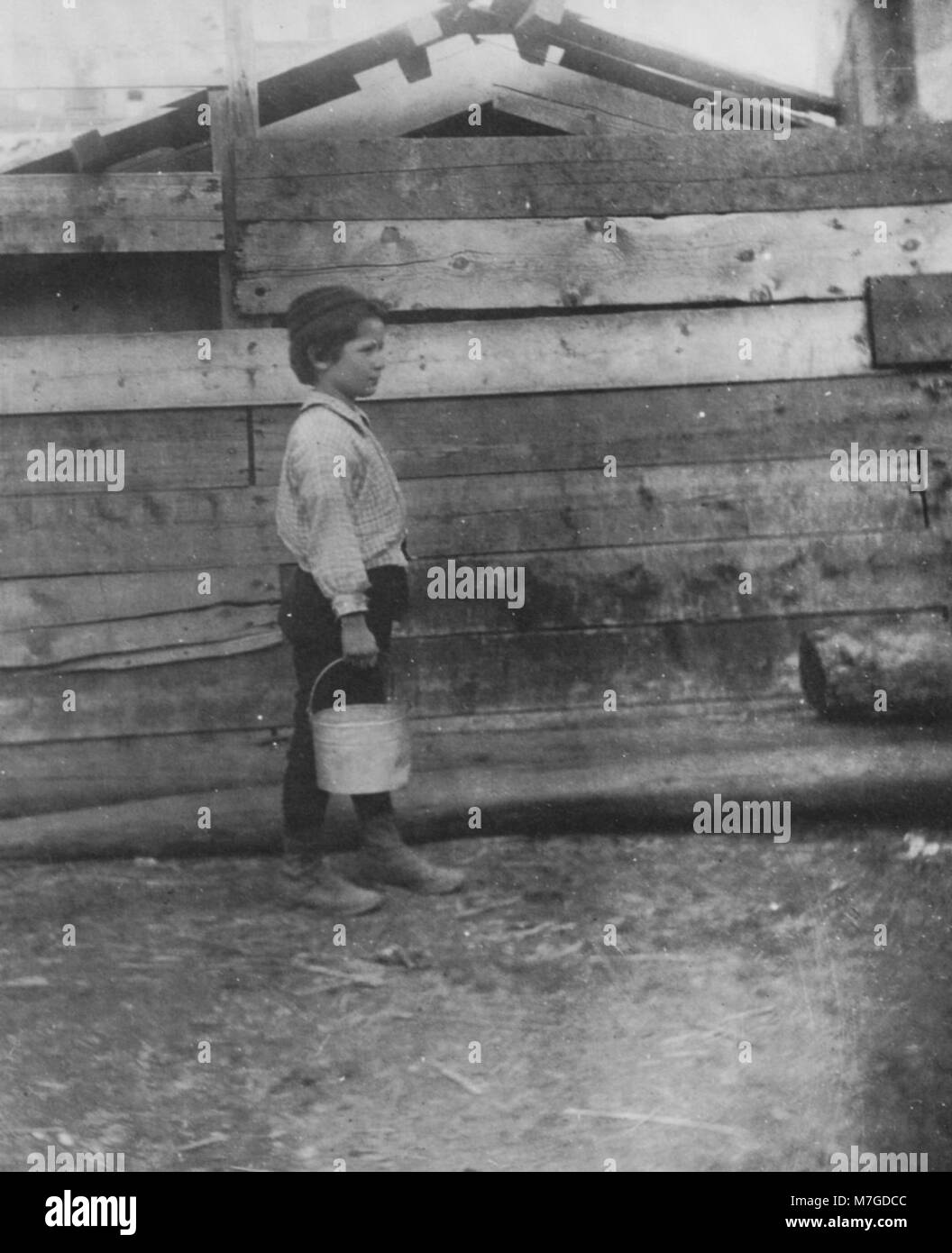 Riis, Jacob A. - Bier holender Junge (Zeno Fotografie Stock Photo - Alamy