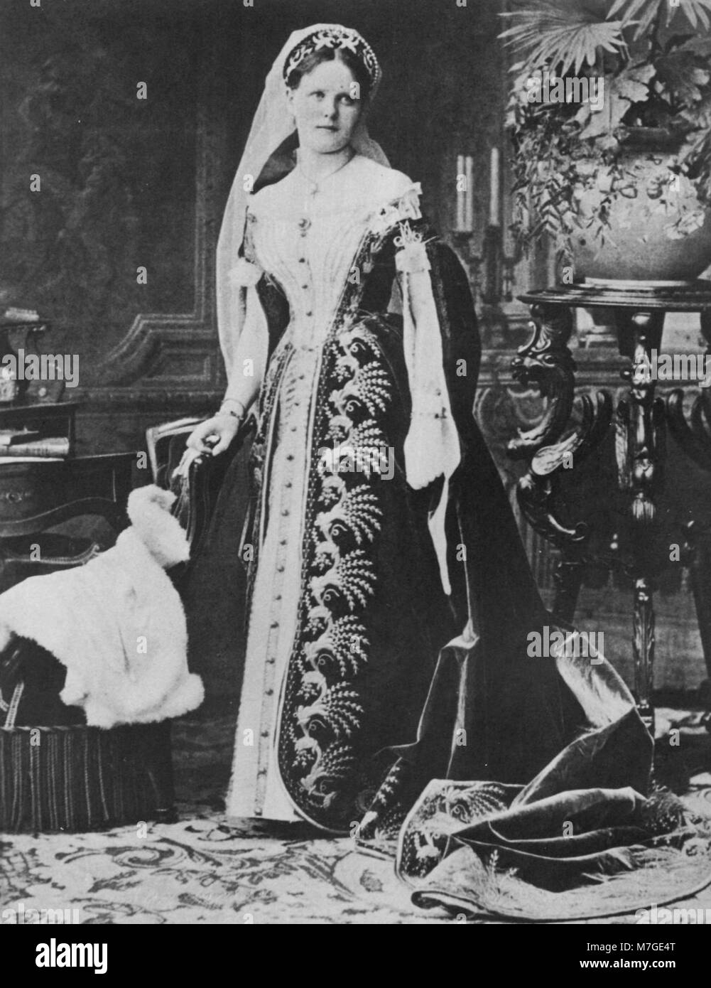 Woman in traditional russian Black and White Stock Photos & Images - Alamy