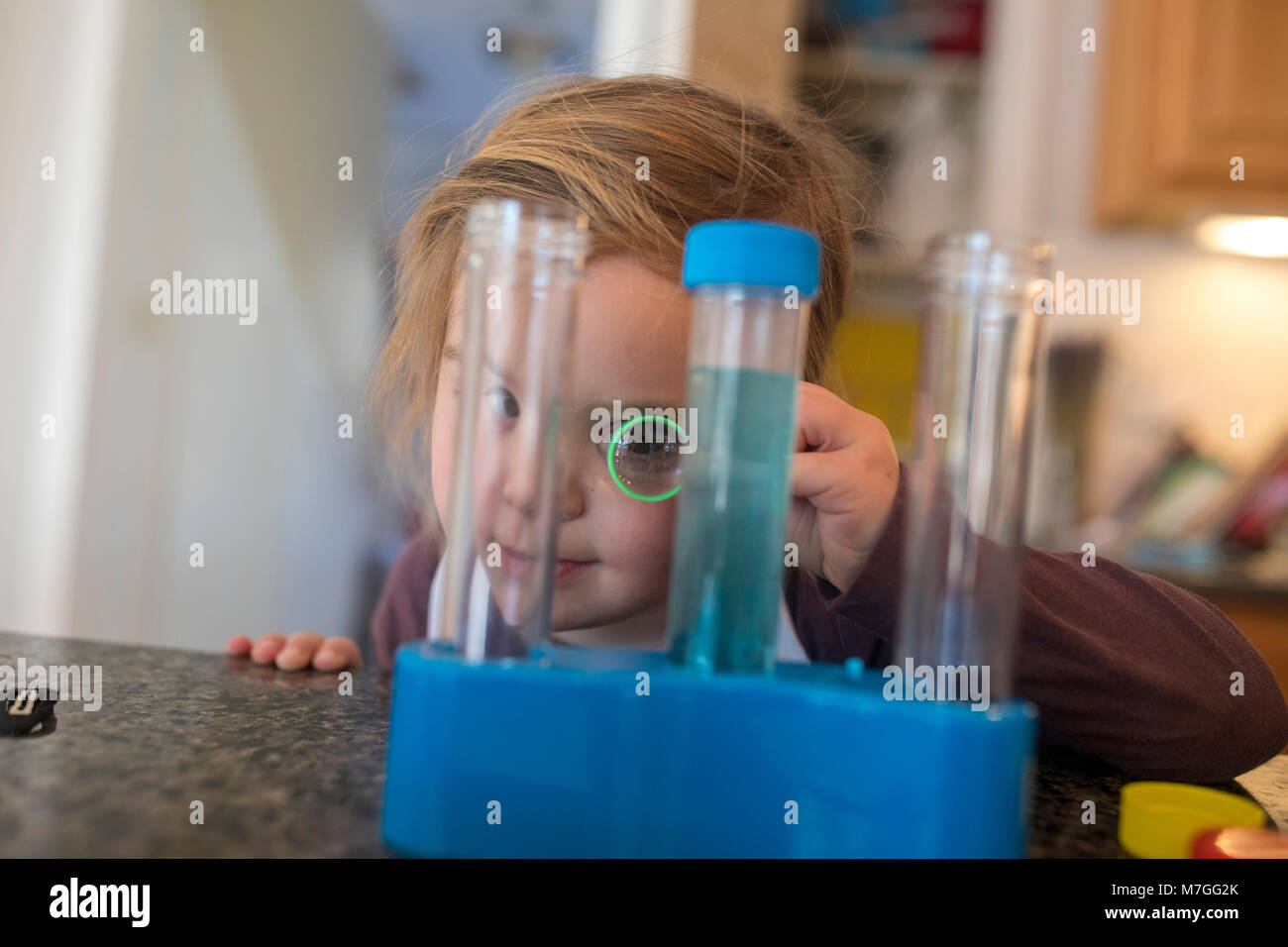 A little girl conducts a science experiment Stock Photo - Alamy