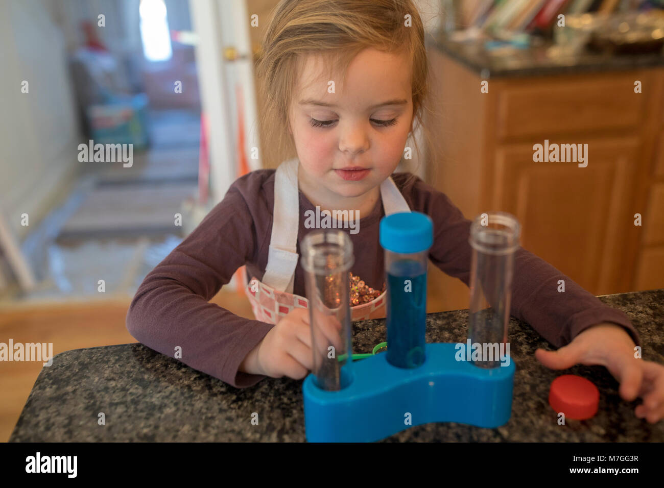 A little girl conducts a science experiment Stock Photo - Alamy