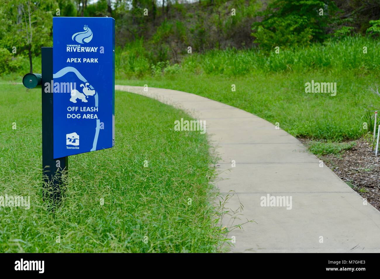 Off leash dog area sign, Apex Park, Riverway Drive, Condon QLD ...