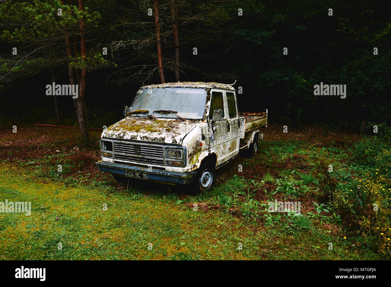 Abandoned van hi-res stock photography and images - Alamy
