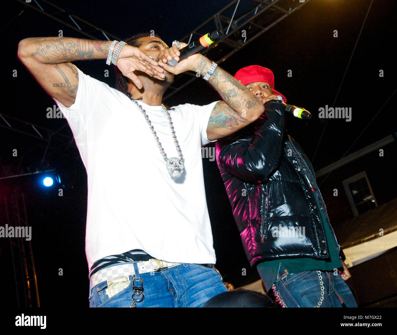 (L-R) Rapper Jim Jones and Juelz Santana of Dipset perform at the This ...