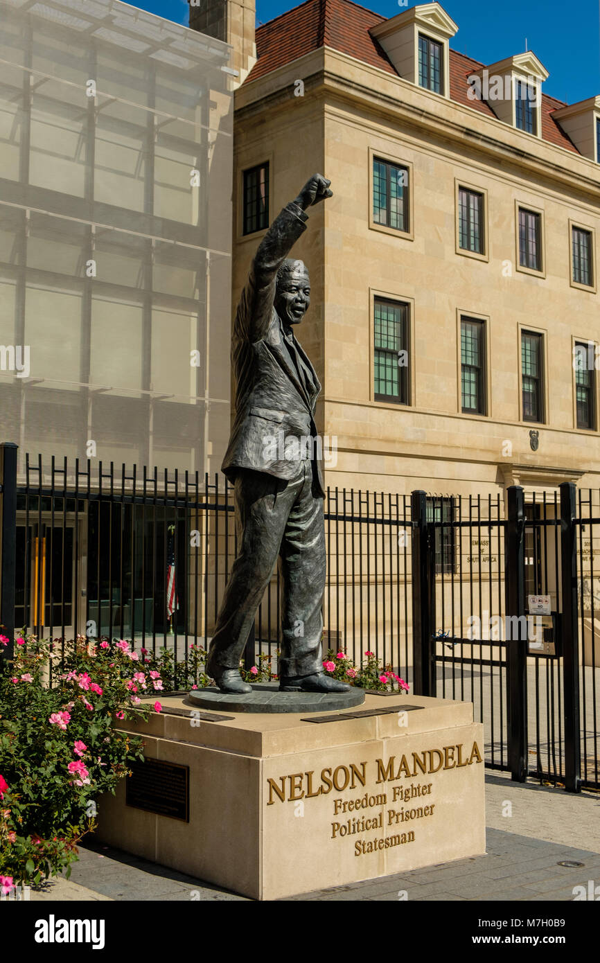 Metal sculpture of nelson mandela hi-res stock photography and images ...