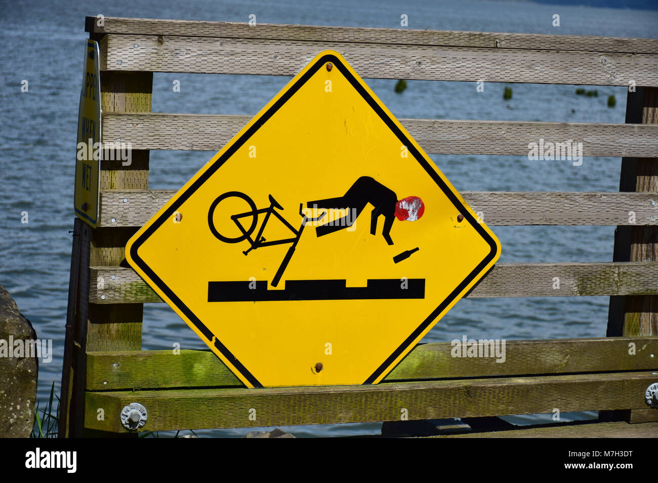 Cyclist warning sign hi-res stock photography and images - Alamy