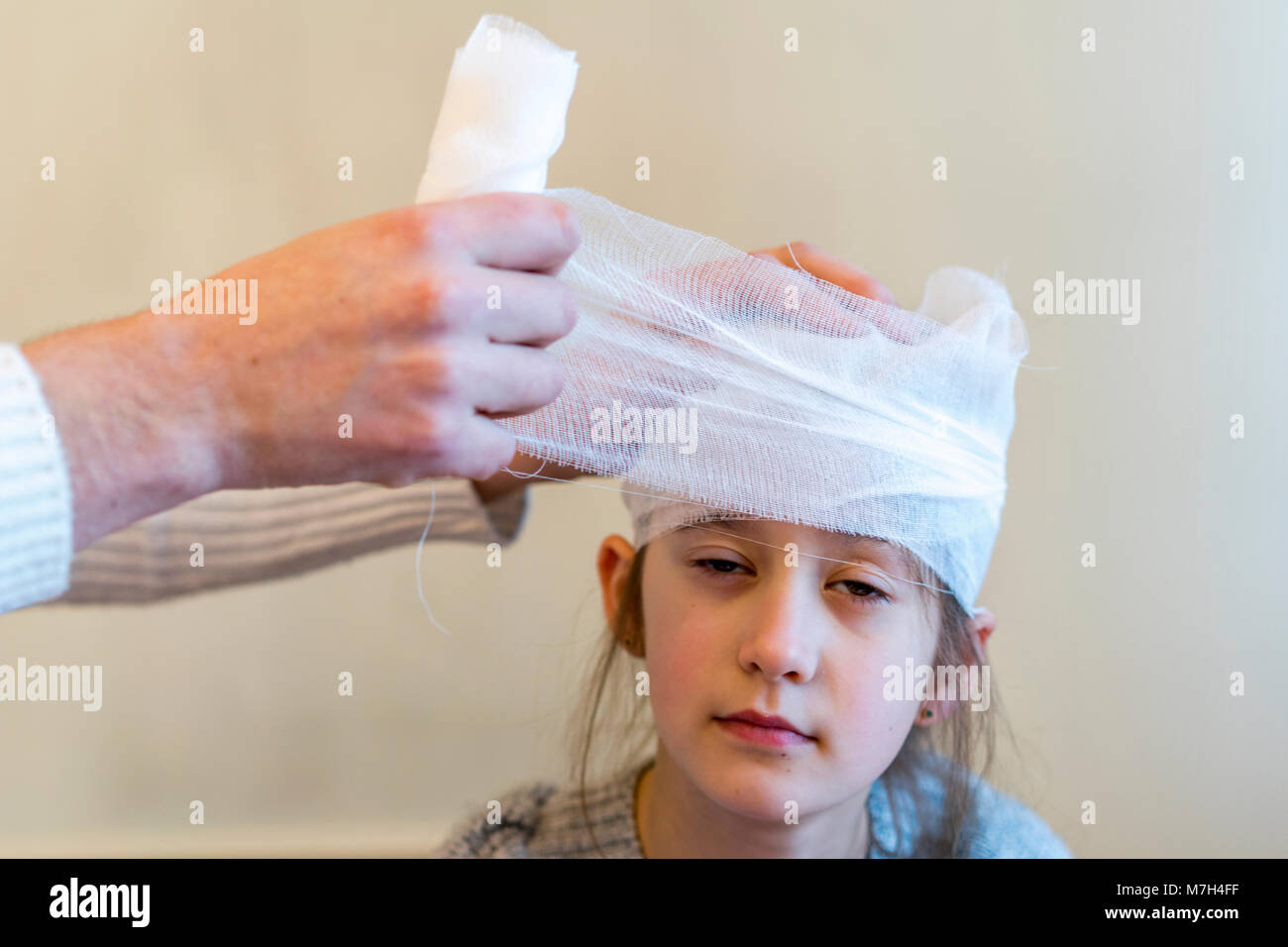 Woman with bandaged head hi-res stock photography and images - Alamy