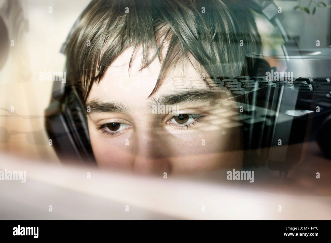 Teen staring hi-res stock photography and images - Alamy