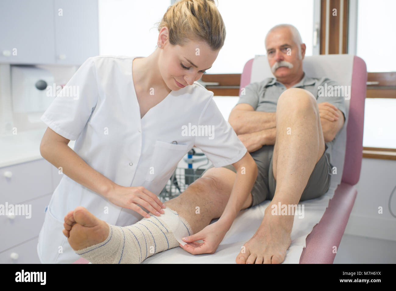 nurse splint cast on the leg patient in hospital Stock Photo - Alamy