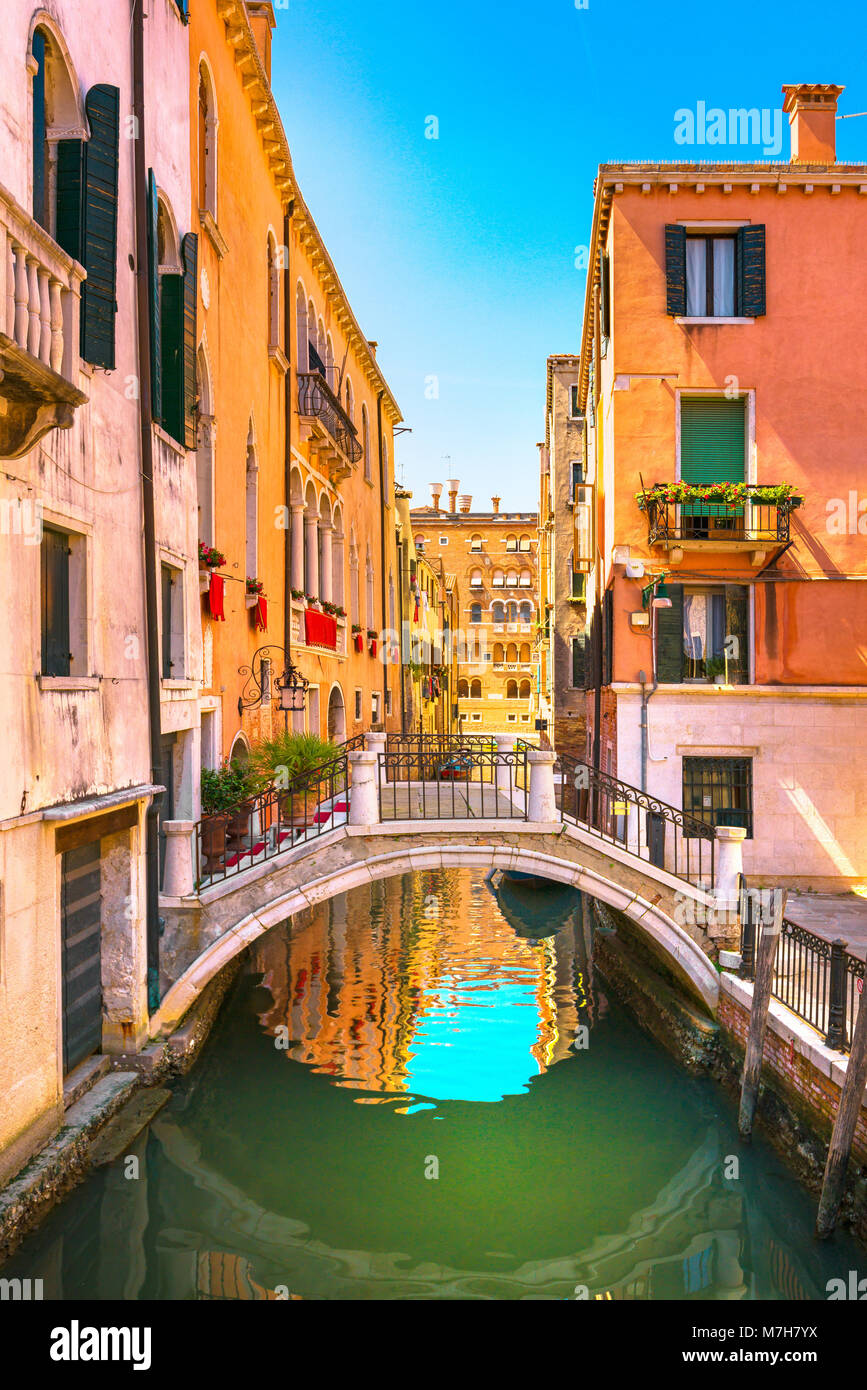 Venice cityscape, water canal, bridge and traditional buildings. Italy ...