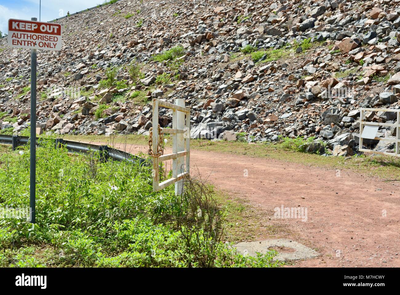 Keep out authorised entry only sign, Ross River Dam, Ross Dam Access ...