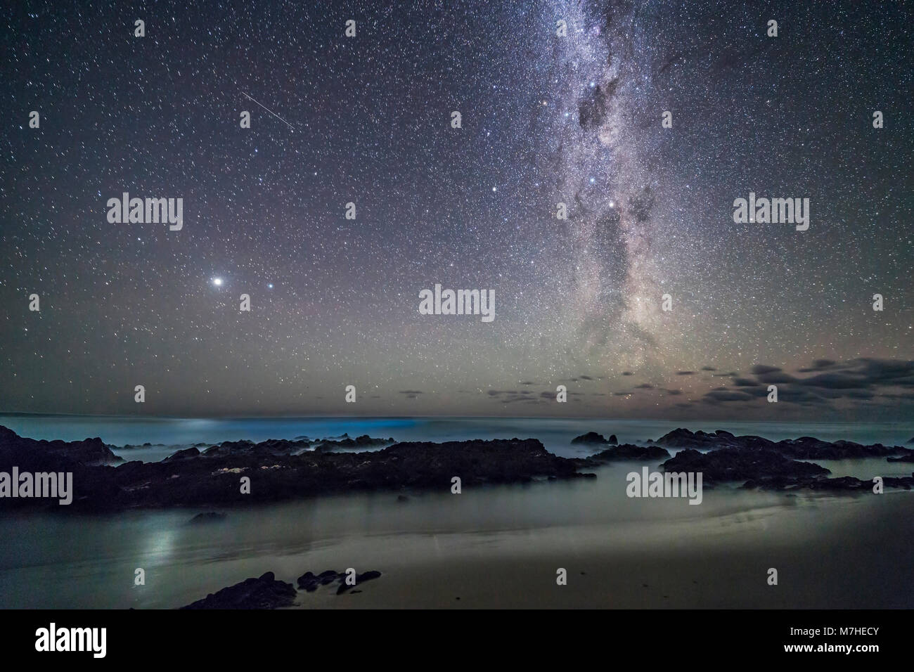 Milky way over sea hi-res stock photography and images - Alamy
