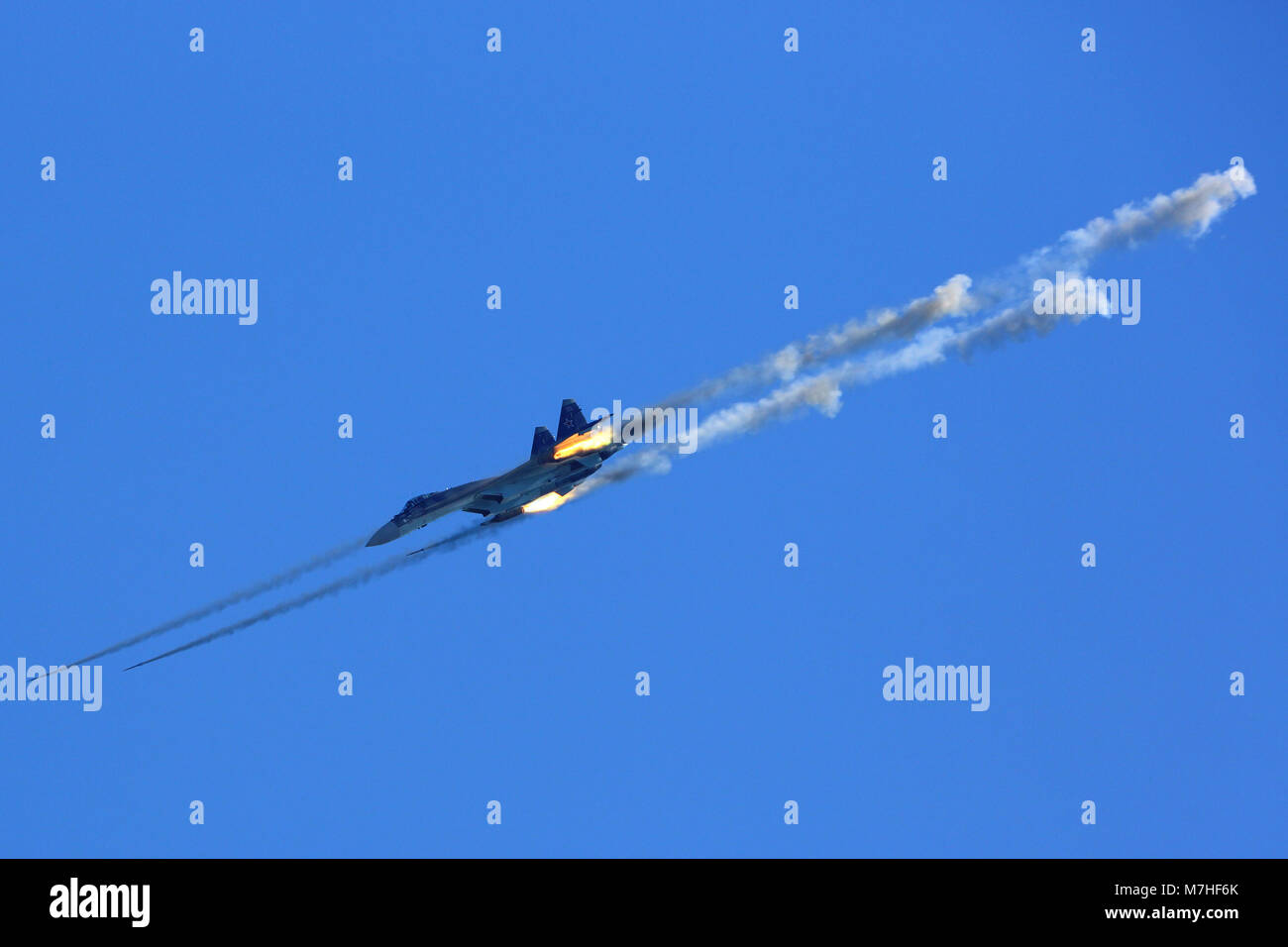 Su 35 firing hi-res stock photography and images - Alamy