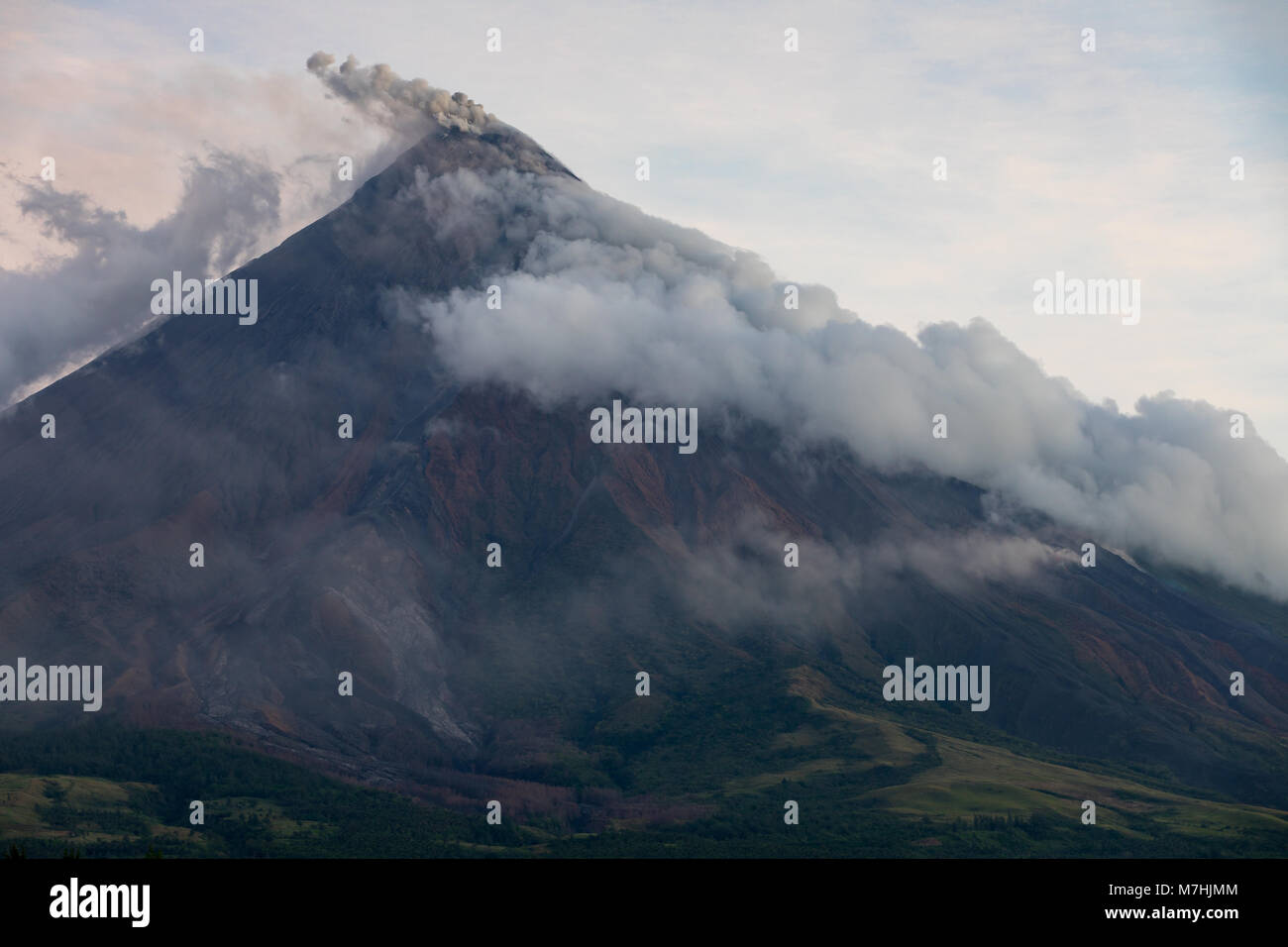 Mayon volcano eruption hi-res stock photography and images - Alamy