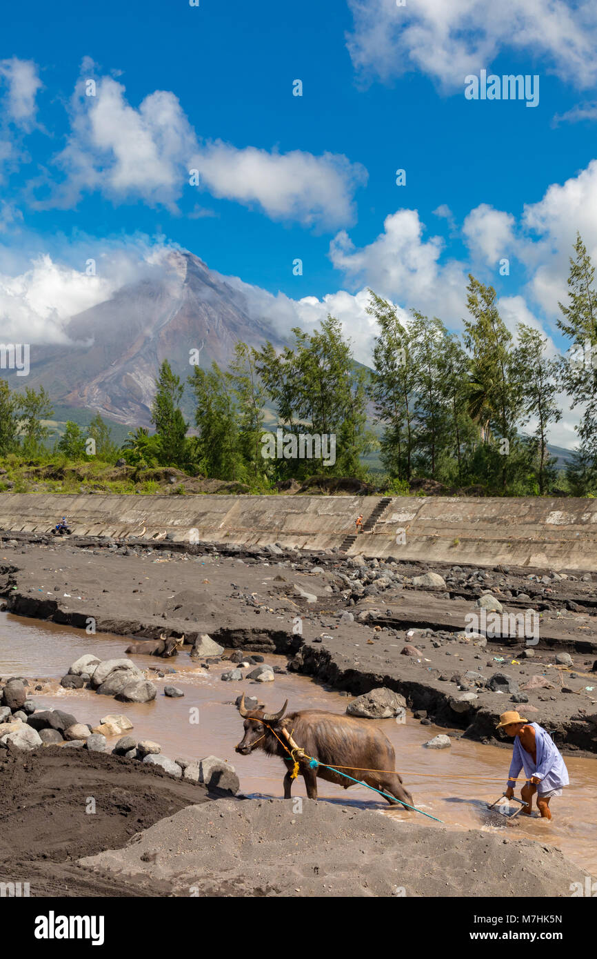 Mayon volcanic eruption hi-res stock photography and images - Alamy