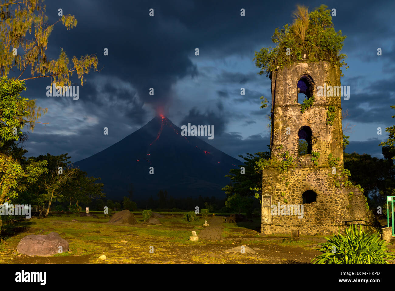 Mayon volcano eruption hi-res stock photography and images - Alamy