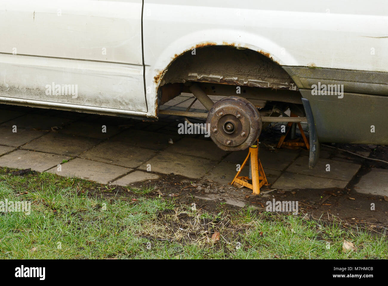 Old Ford Transit van with no wheel Stock Photo - Alamy