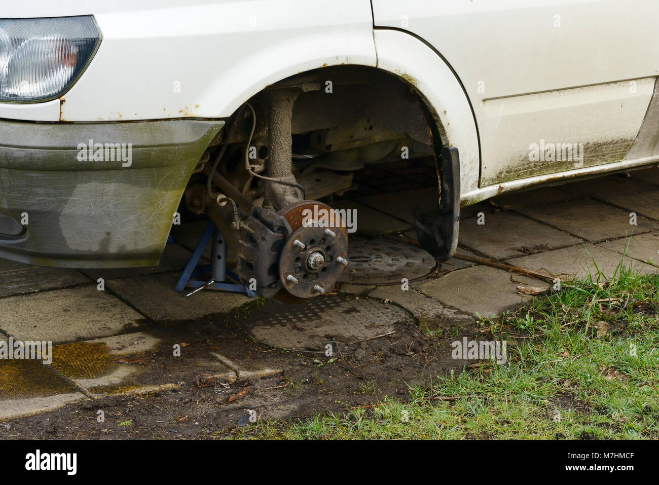 Old Ford Transit van with no wheel Stock Photo - Alamy