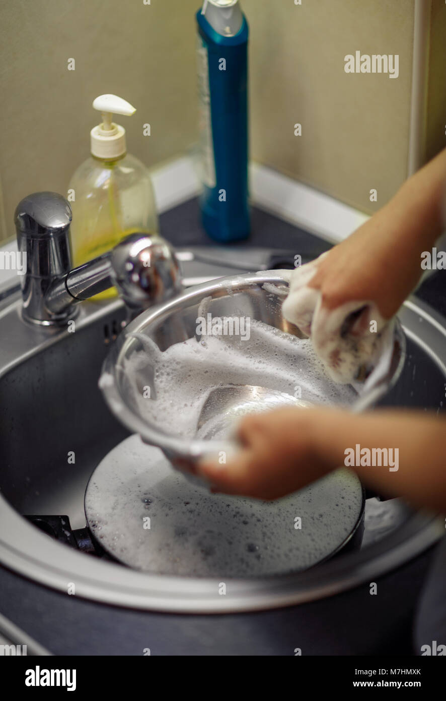 Washing Dishes Restaurant High Resolution Stock Photography and Images - Alamy