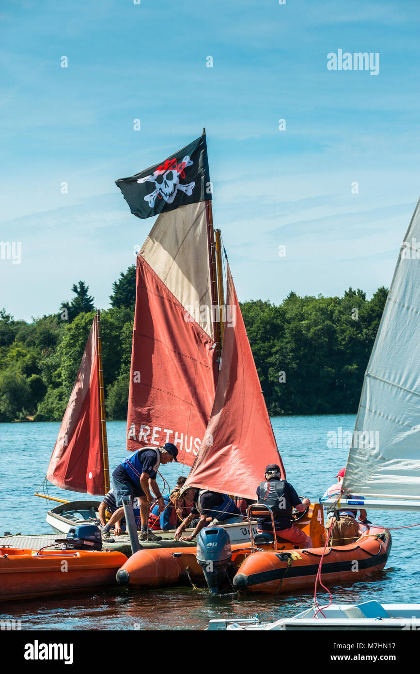Sailing dinghies at Chipstead Lake Sailing Club in Kent Stock Photo - Alamy