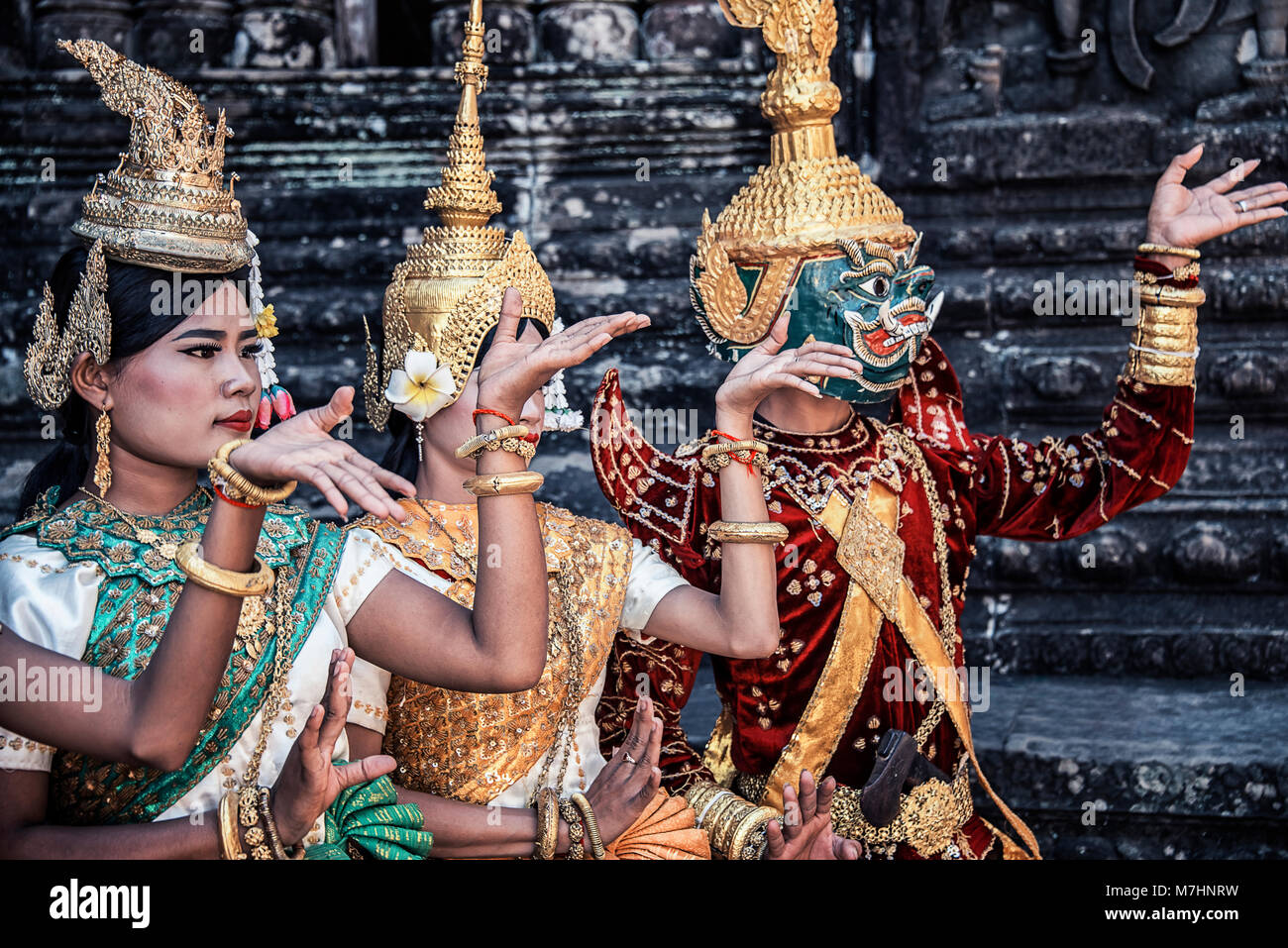 Apsara dancer performing angkor wat hi-res stock photography and images ...