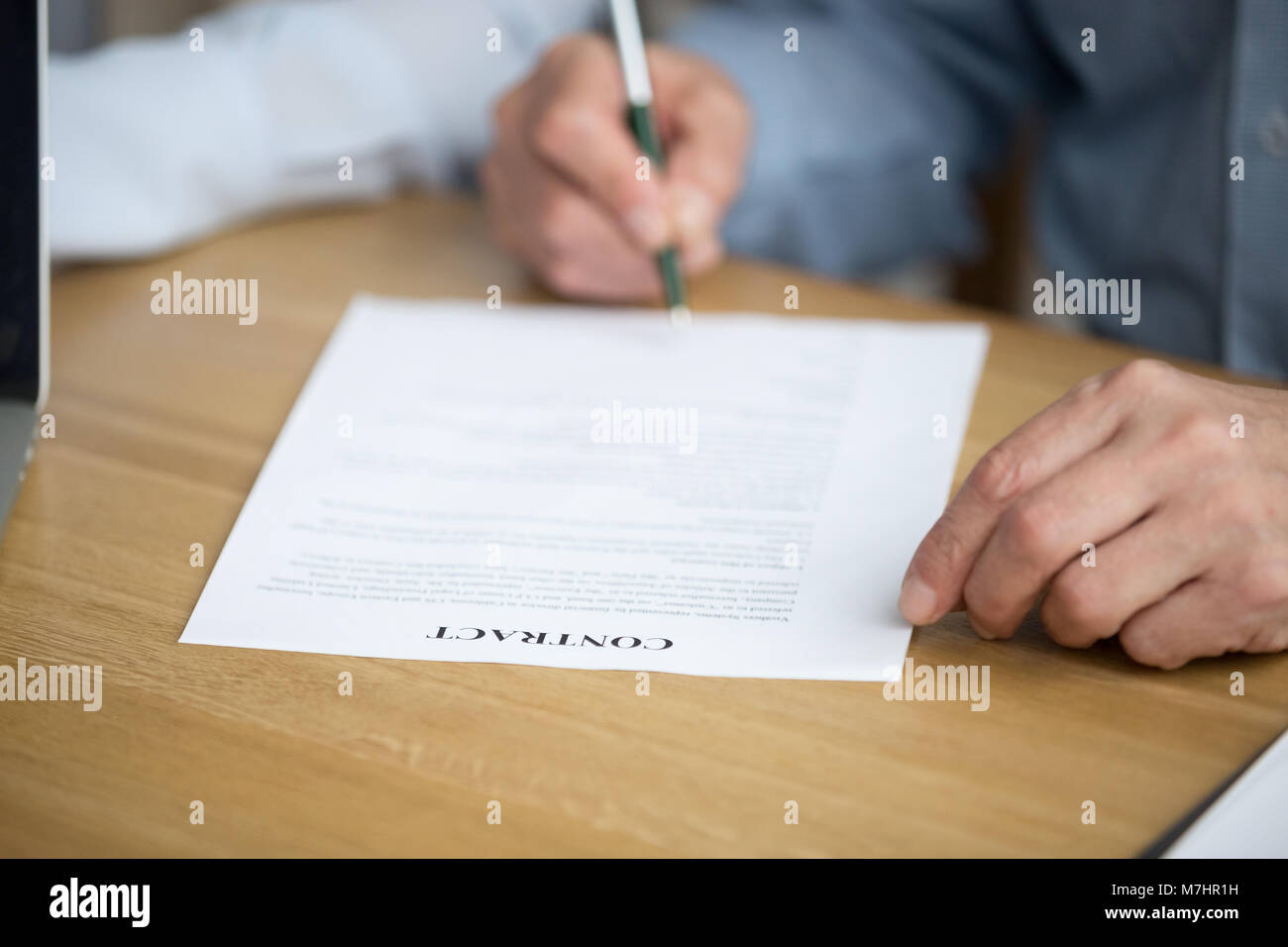Hand signing contract hi-res stock photography and images - Alamy