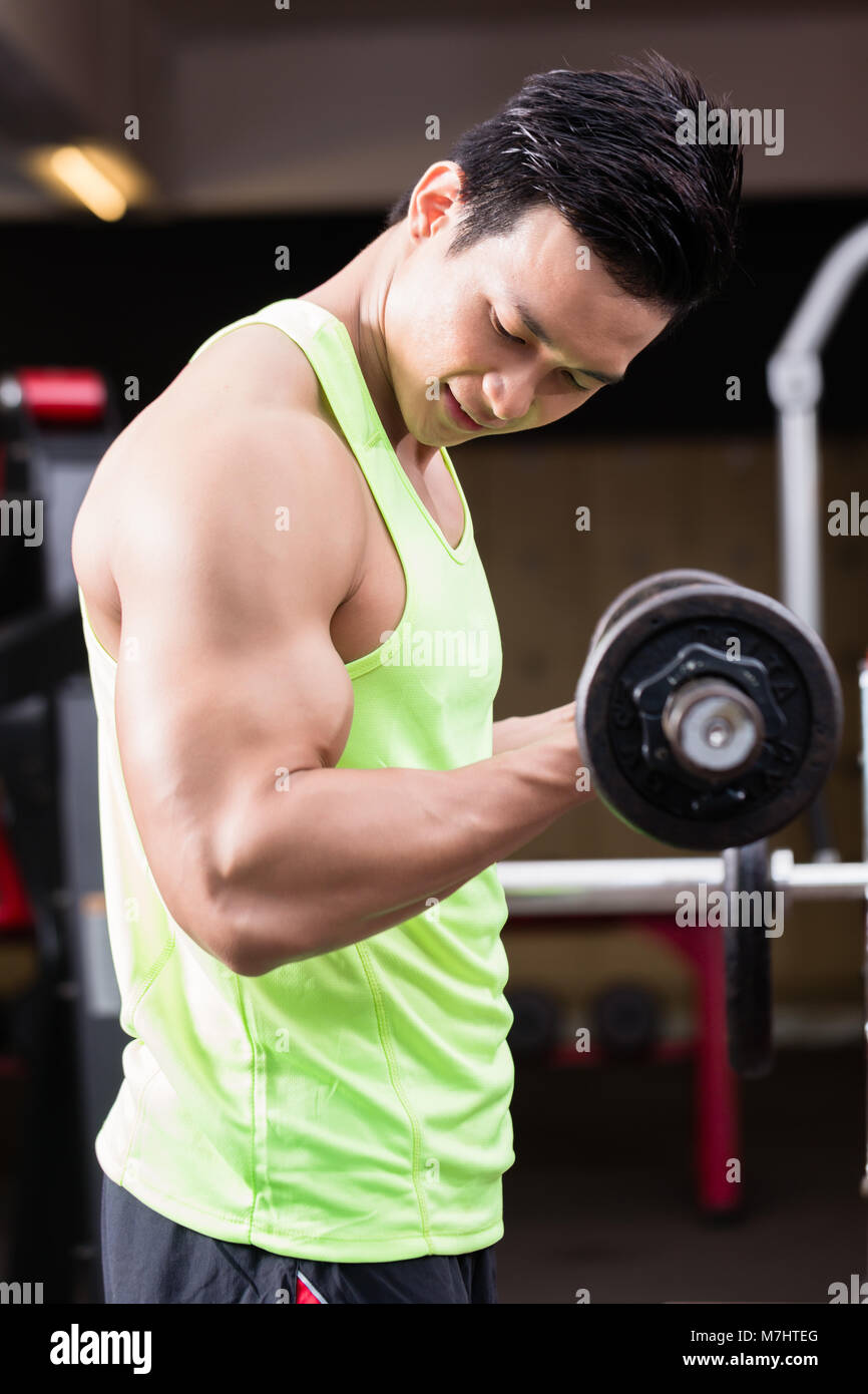Man bodybuilder lifting weights during workout Stock Photo - Alamy