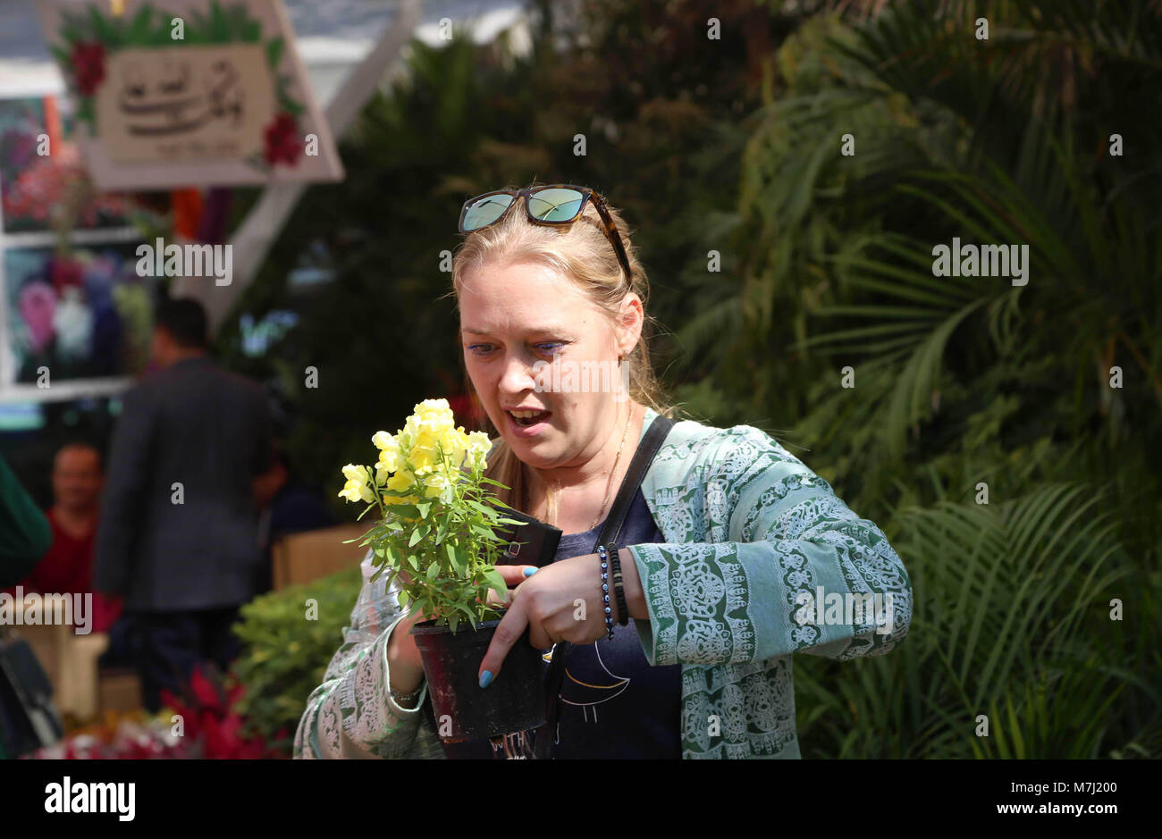Cairo, Egypt. 10th Mar, 2018. Egyptians visit the spring flower ...
