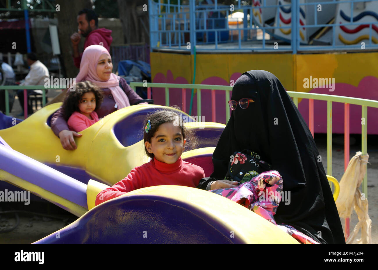 Cairo, Egypt. 10th Mar, 2018. Egyptians visit the spring flower ...