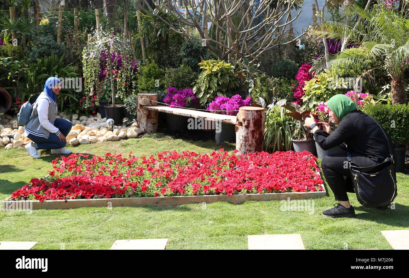Cairo, Egypt. 10th Mar, 2018. Egyptians visit the spring flower ...