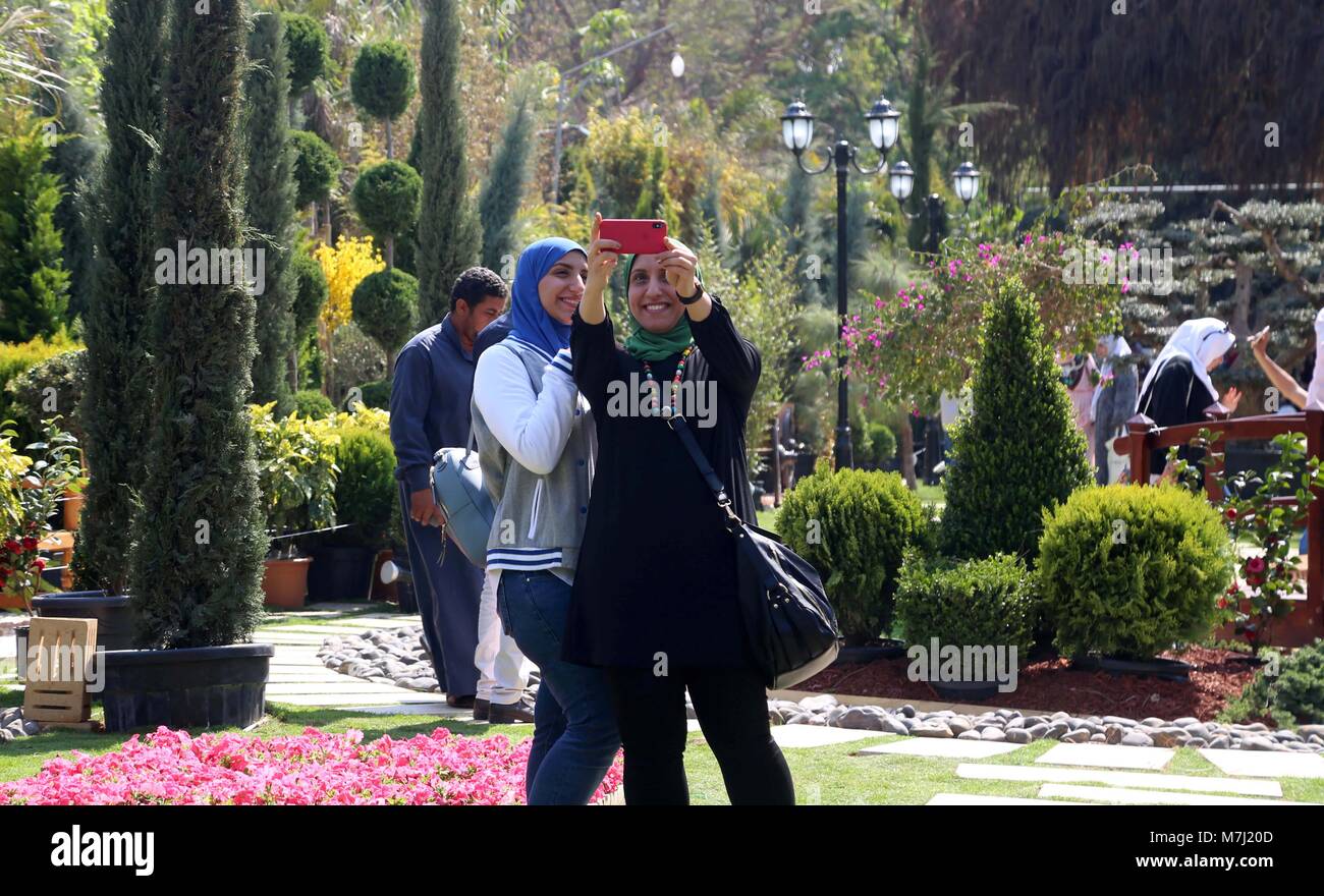 Cairo, Egypt. 10th Mar, 2018. Egyptians visit the spring flower ...