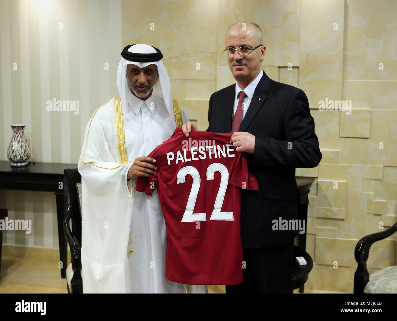 Sheikh hamad bin khalifa bin ahmed al thani hi-res stock photography ...