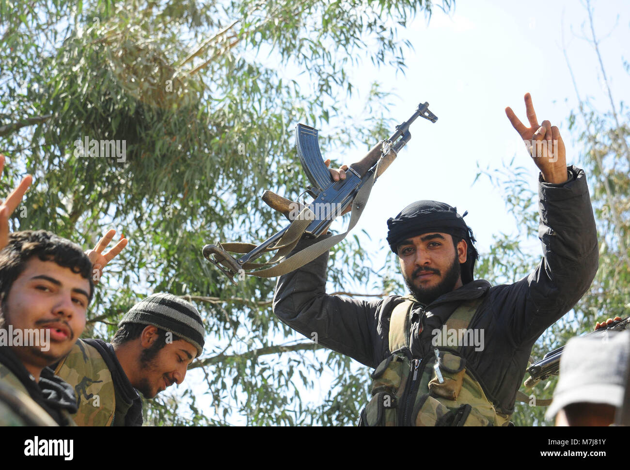 Damascus, Syria. 11th Mar, 2018. Syrian soldiers wave the victory sign ...