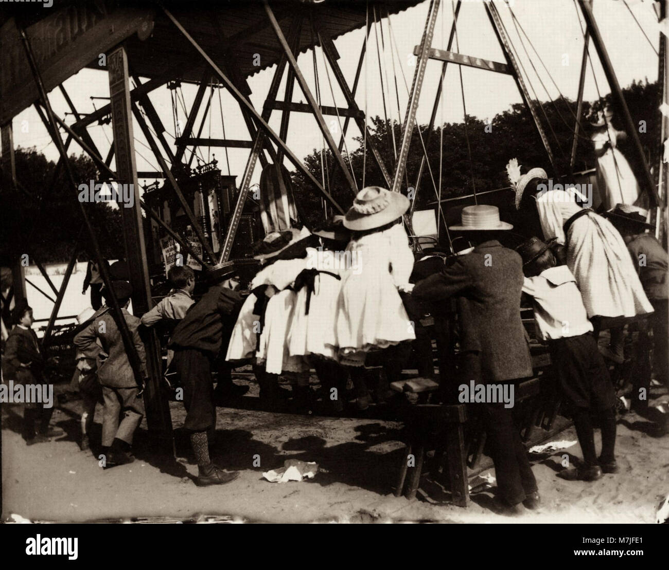 A photograph by Heinrich Zille, titled 'Rummel, an der Schiffschaukel ...