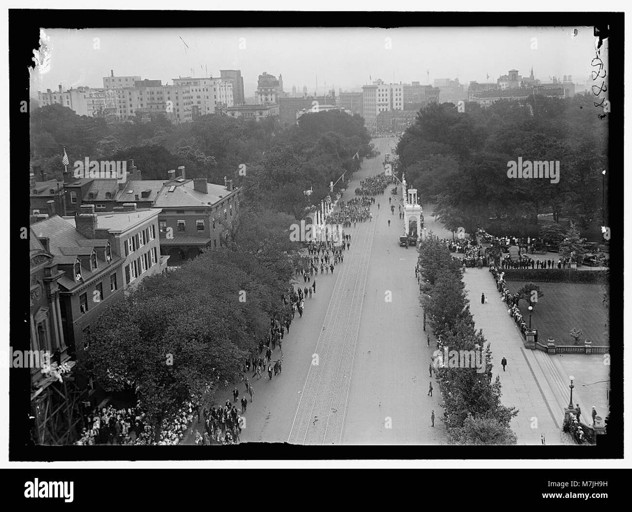 Photograph of a Confederate reunion parade, depicting veterans and ...