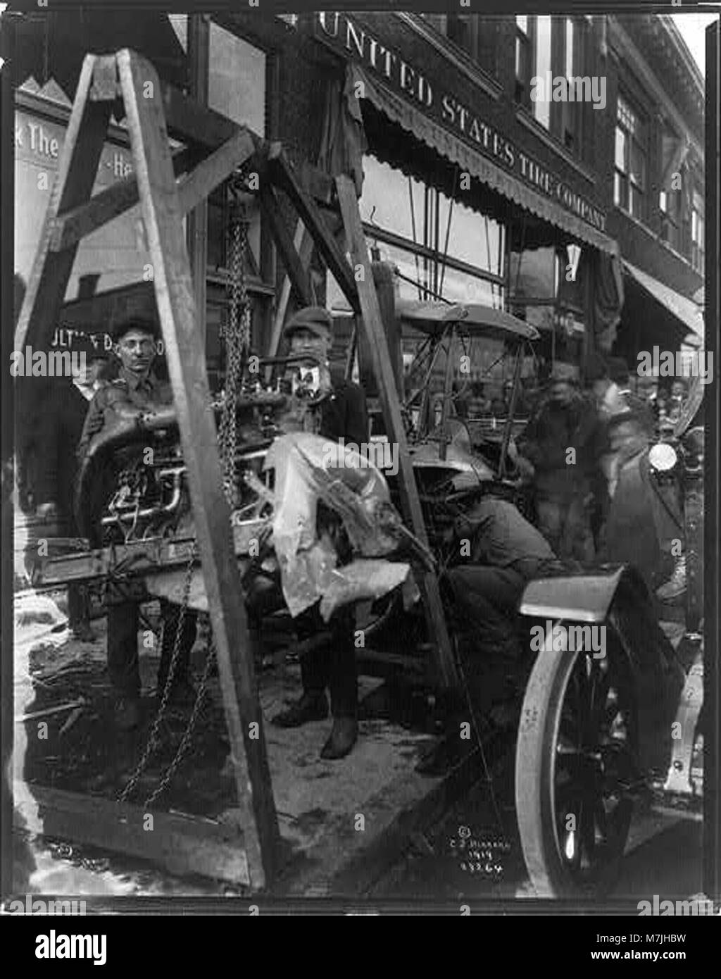 Hoisting motor from airplane which crashed in downtown Minneapolis ...