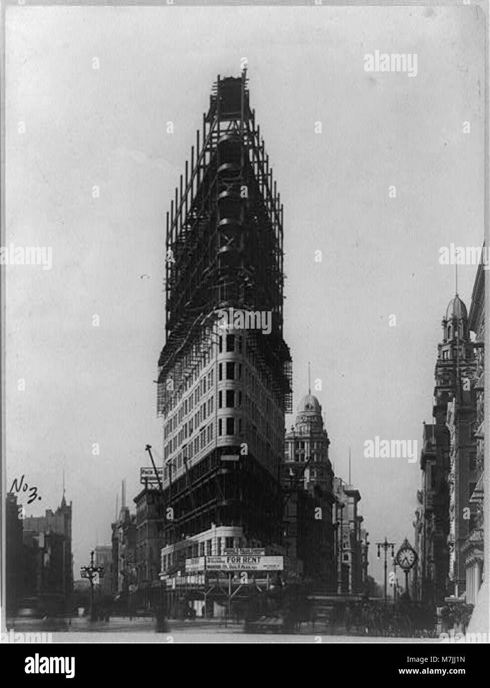 This image depicts the construction of the Flatiron Building in New ...