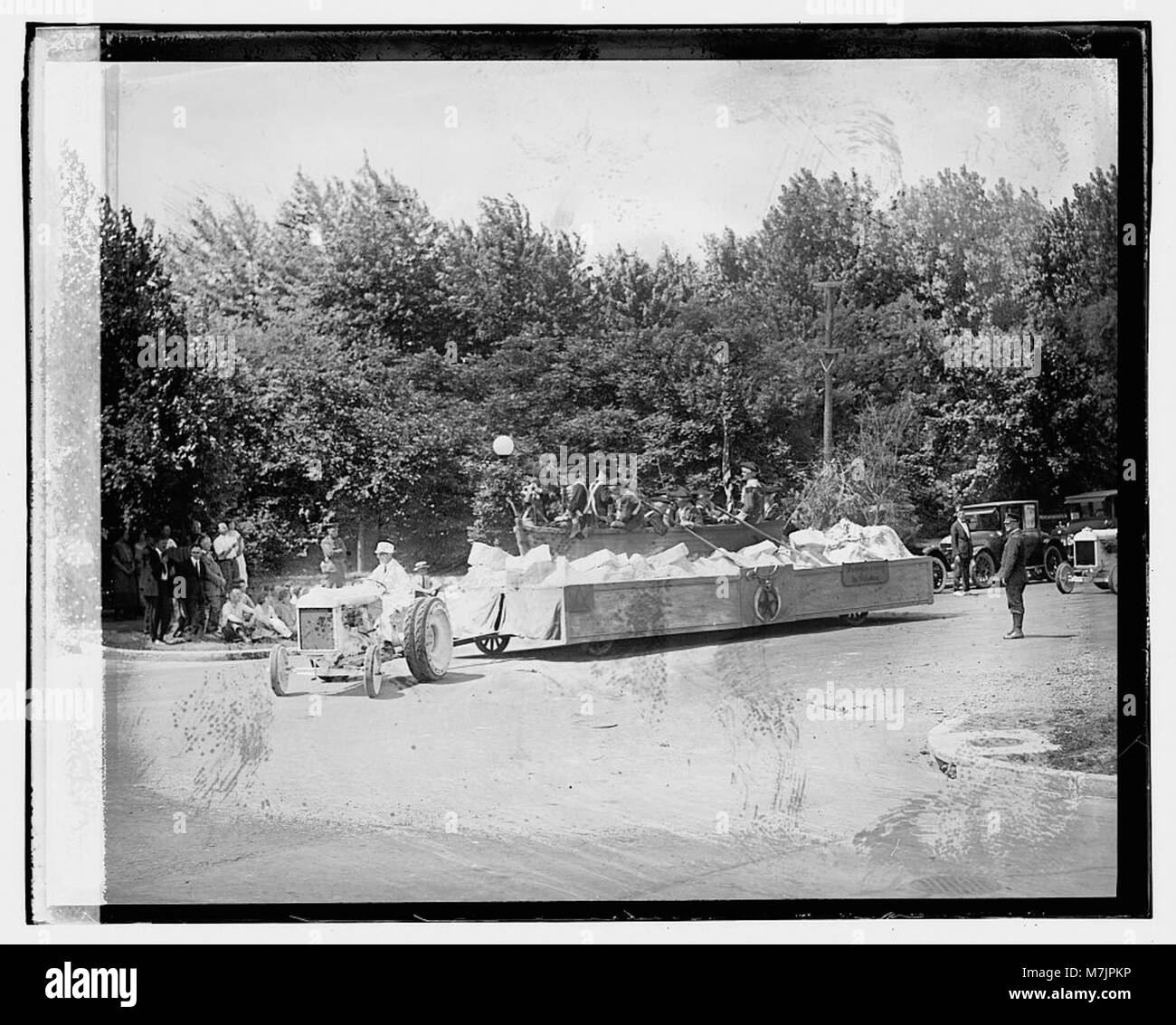 A historical photograph showing the Washington Crossing the Delaware ...