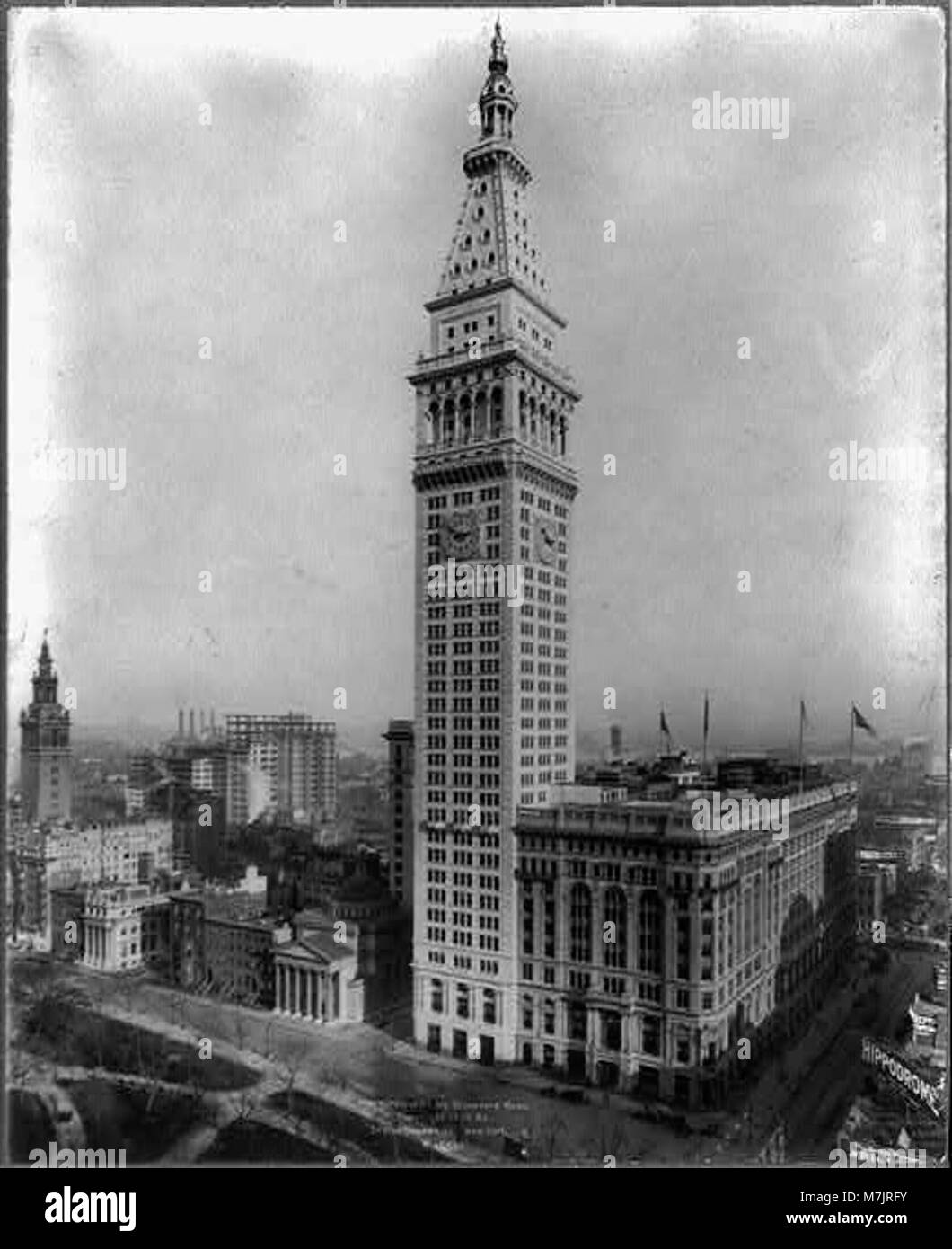 A historic photograph of the Metropolitan Life Insurance Building in ...