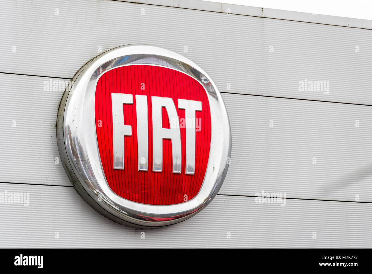 Fiat logo blue hi-res stock photography and images - Alamy