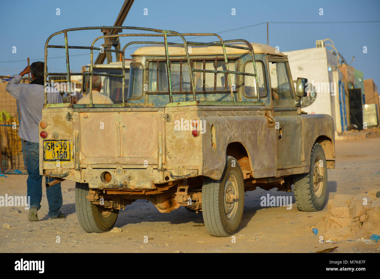Desert land rover defender hi-res stock photography and images - Alamy