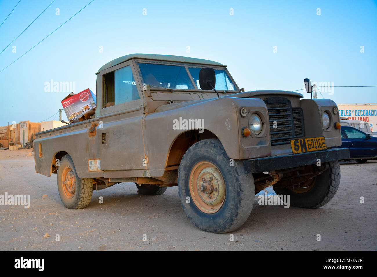 Desert land rover defender hi-res stock photography and images - Alamy