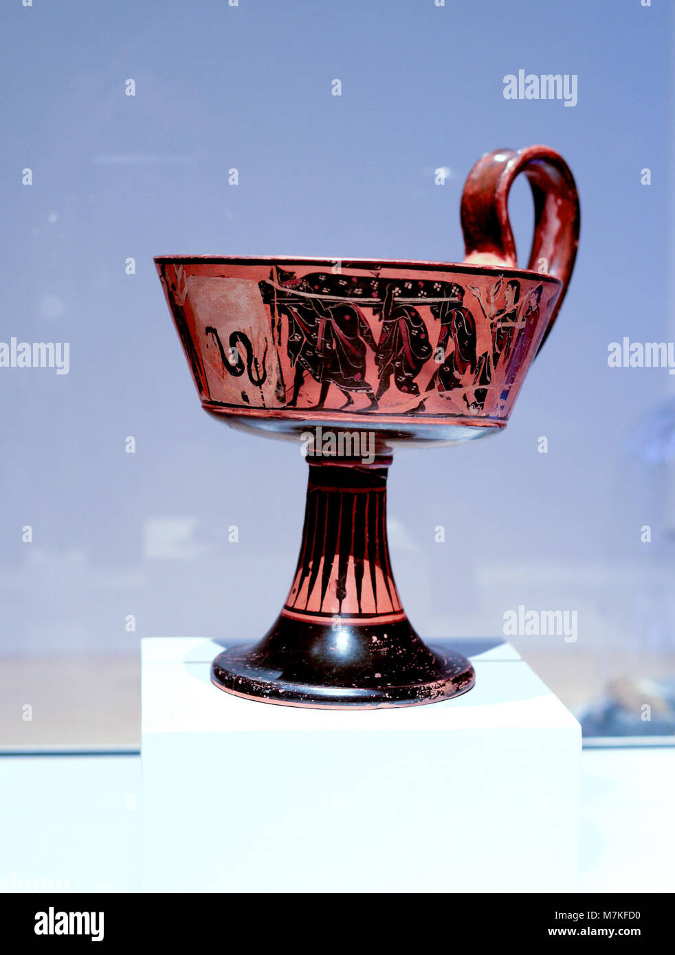 Canthare à une anse, figures noires – MSR – Rituels Grecs – inv 353 ...