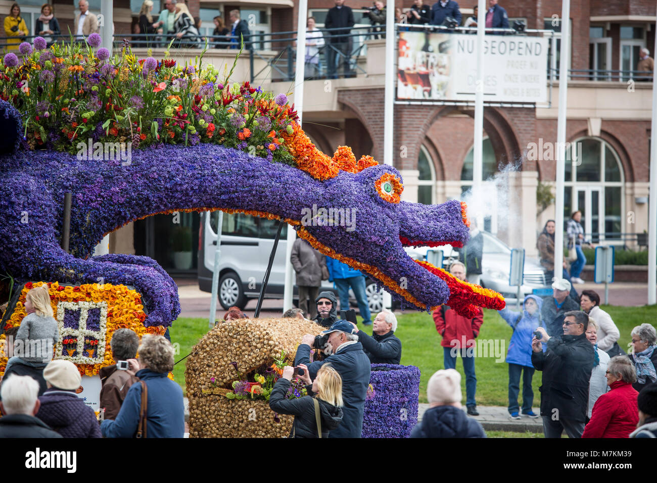 Annual dutch flower parade hi-res stock photography and images - Alamy