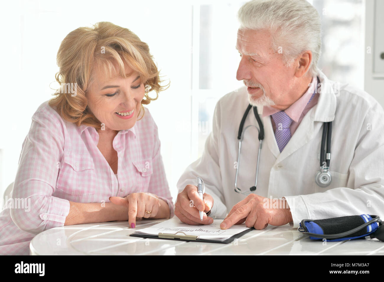 Senior doctor with elderly patient Stock Photo - Alamy