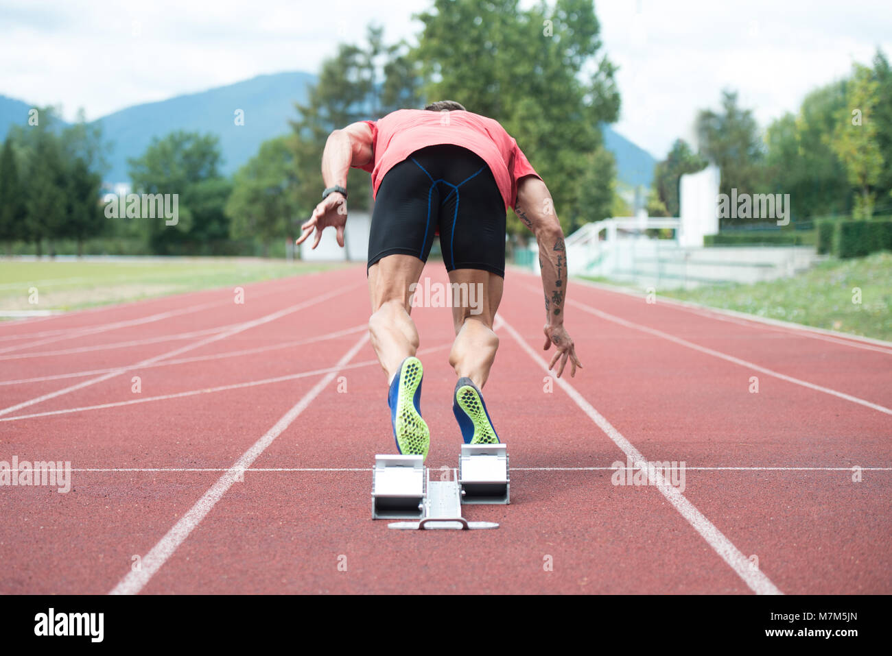 Man running starting position hi-res stock photography and images - Alamy