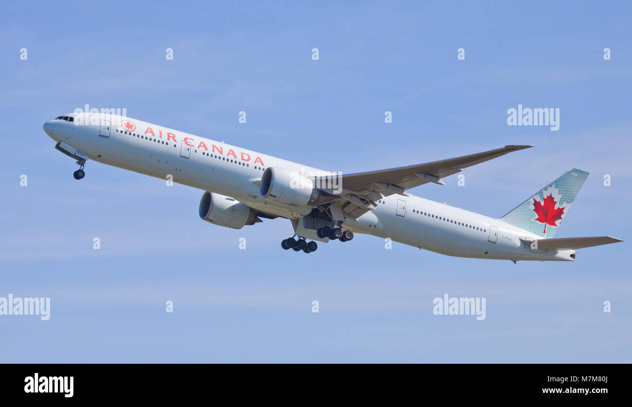 Air canada triple 7 arriving hi-res stock photography and images - Alamy