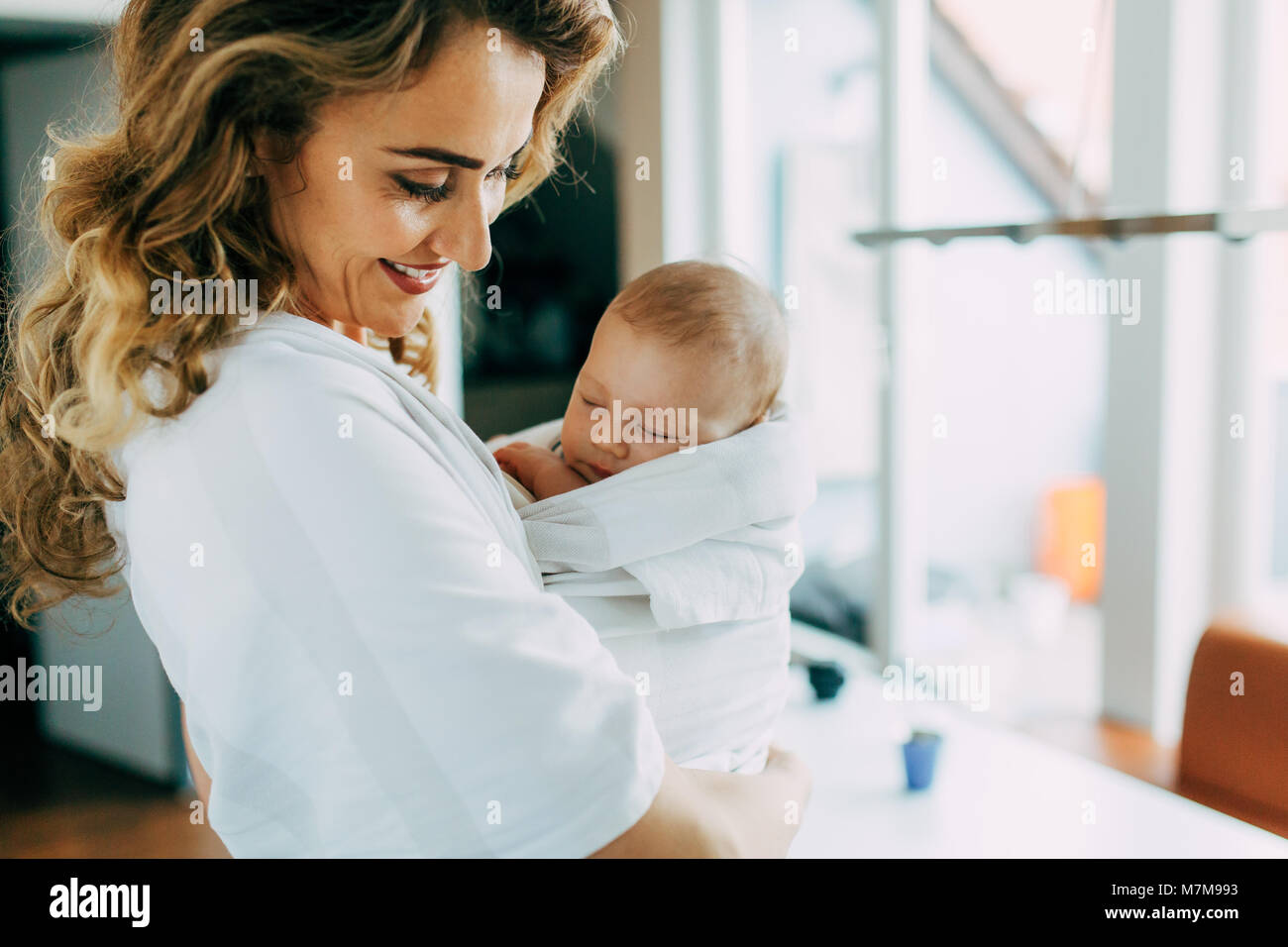 Brunette mom hi-res stock photography and images - Alamy