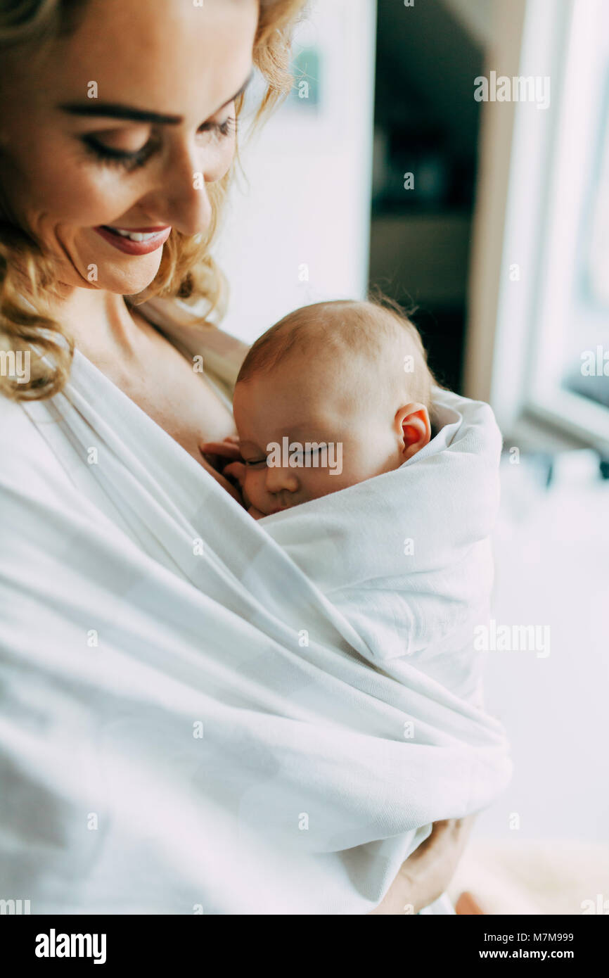 Brunette mom hi-res stock photography and images - Alamy