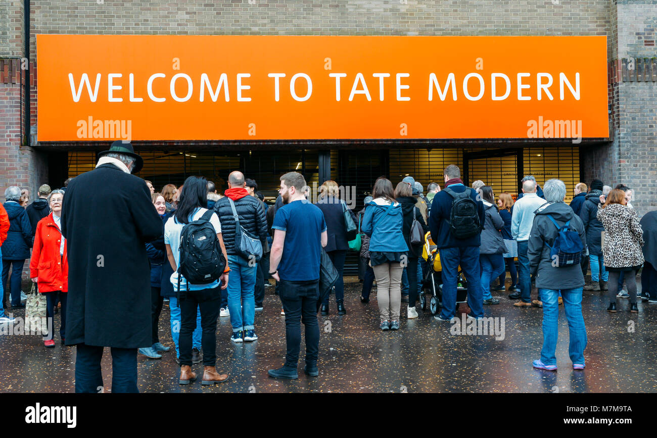 Tate Modern Entrance Stock Photos & Tate Modern Entrance Stock Images ...