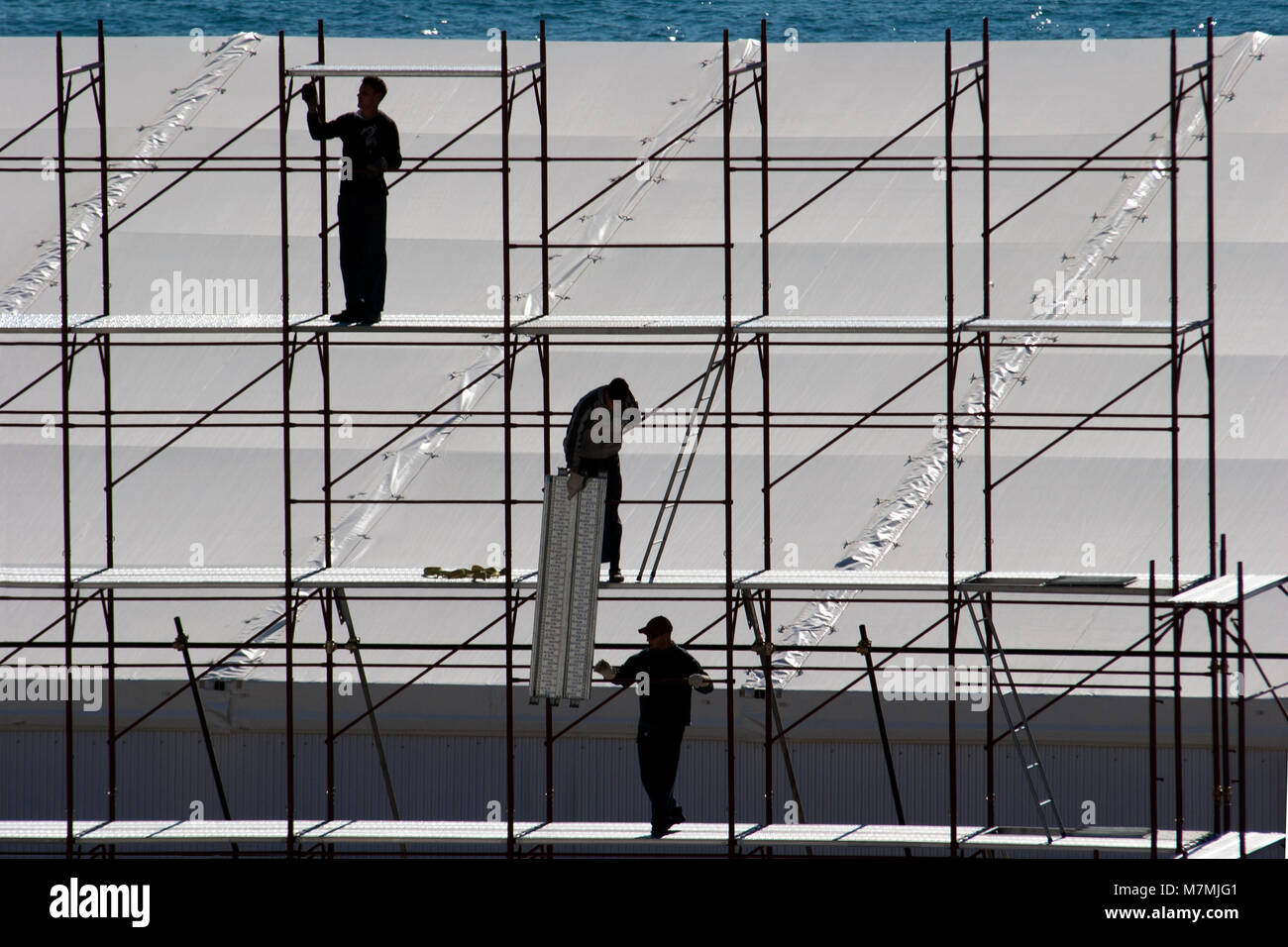 Silhouettes of workers on iron aluminum scaffold Stock Photo - Alamy